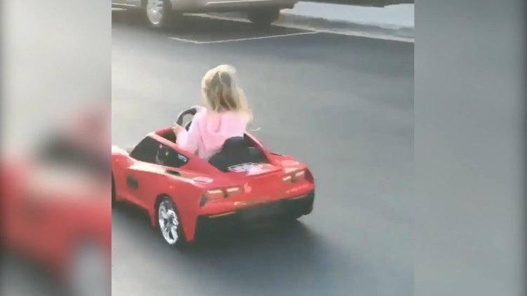 Akülü arabasıyla harikalar yaratan küçük kız | Video