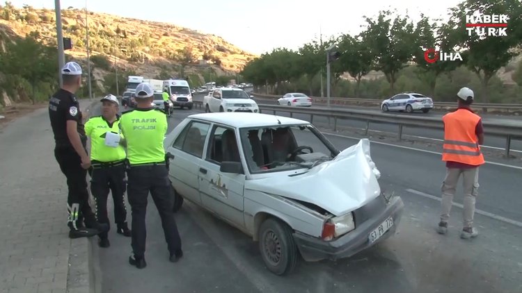 Otomobilden yola düşen eşyasını almaya çalışırken arkadan gelen ...