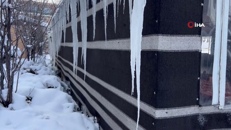 Erzurum buz kesti, buz sarkıtları 2 metreyi aştı | Video