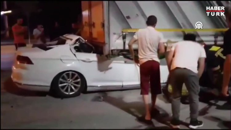 Tıra arkadan çarpan otomobilin sürücüsü hayatını kaybetti | Video