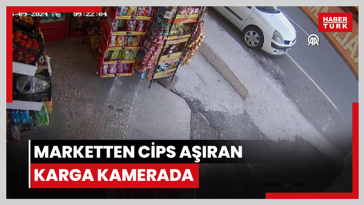 Karganın marketin önündeki raftan cips paketini alması kameralara yansıdı | Video